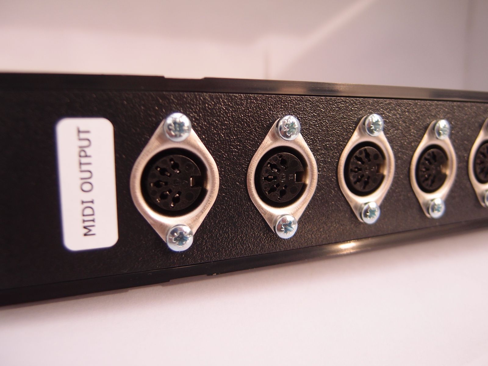 8 Way MIDI Thru/Splitter in 1U 19" Rack Enclosure